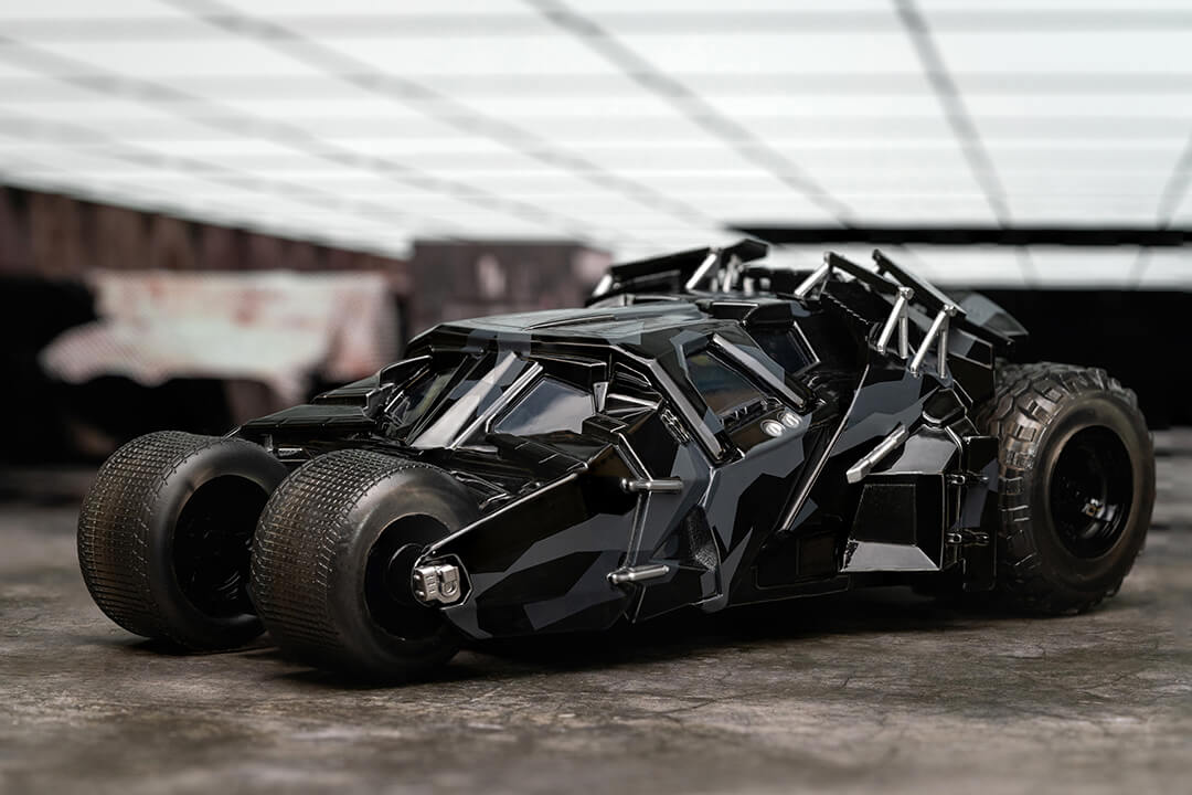The Dark Knight Trilogy Tumbler Batmobile & Batman, 1:24 Scale Vehicle – Jada Toys